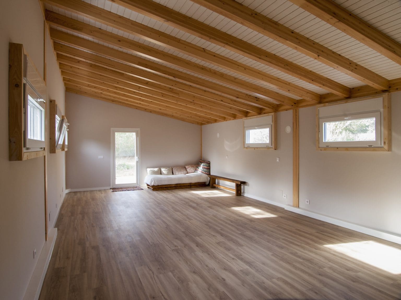 Vigas de madera la base de una estructura sólida - Nebreda modula